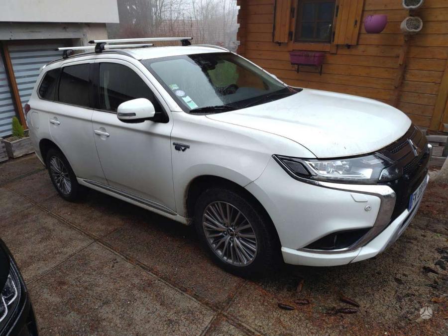 Balts Mitsubishi Outlander 2019 Kauņa, ar dzinēja tilpumu 2.36 L un nobraukumu 68 tūkst. km par 13950 €, foto 2 vietnē AUTOMOTO.COM.LV