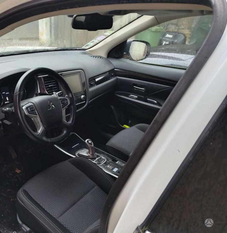 Balts Mitsubishi Outlander 2019 Kauņa, ar dzinēja tilpumu 2.36 L un nobraukumu 68 tūkst. km par 13950 €, foto 3 vietnē AUTOMOTO.COM.LV