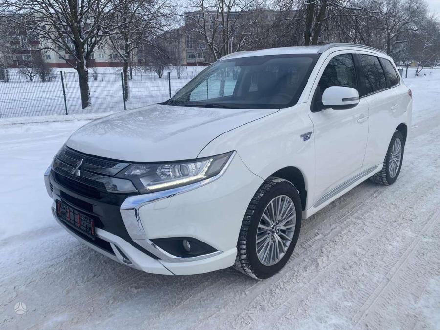 White Mitsubishi Outlander 2019 in Siauliai, with an engine capacity of 2.36 L and mileage of 147 thousand km for 14300 €, photo 1 on AUTOMOTO.COM.LV