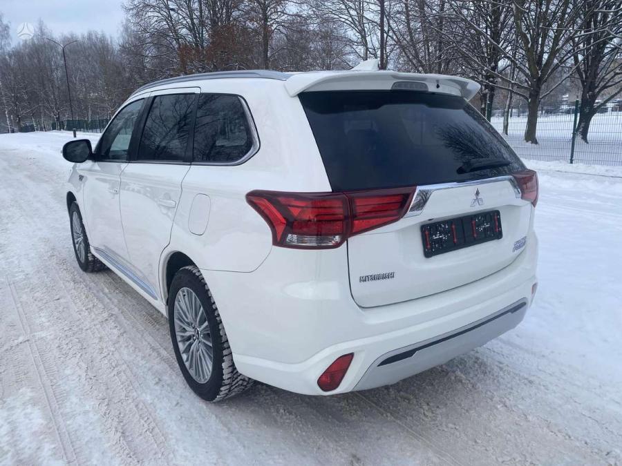 White Mitsubishi Outlander 2019 in Siauliai, with an engine capacity of 2.36 L and mileage of 147 thousand km for 14300 €, photo 2 on AUTOMOTO.COM.LV