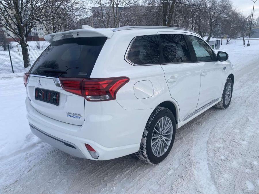 White Mitsubishi Outlander 2019 in Siauliai, with an engine capacity of 2.36 L and mileage of 147 thousand km for 14300 €, photo 3 on AUTOMOTO.COM.LV