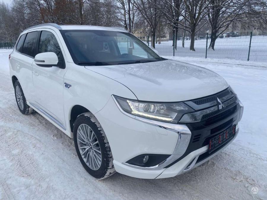 White Mitsubishi Outlander 2019 in Siauliai, with an engine capacity of 2.36 L and mileage of 147 thousand km for 14300 €, photo 4 on AUTOMOTO.COM.LV