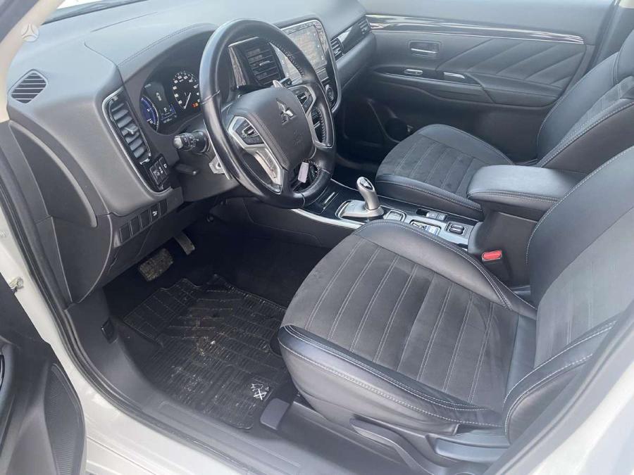 White Mitsubishi Outlander 2019 in Siauliai, with an engine capacity of 2.36 L and mileage of 147 thousand km for 14300 €, photo 5 on AUTOMOTO.COM.LV