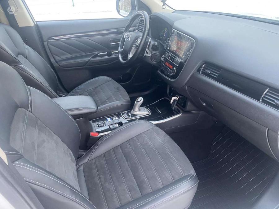 White Mitsubishi Outlander 2019 in Siauliai, with an engine capacity of 2.36 L and mileage of 147 thousand km for 14300 €, photo 8 on AUTOMOTO.COM.LV
