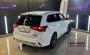 White Mitsubishi Outlander 2019 in Vilnius, with an engine capacity of 2.36 L and mileage of 179 thousand km for 15950 €, photo 2 on AUTOMOTO.COM.LV