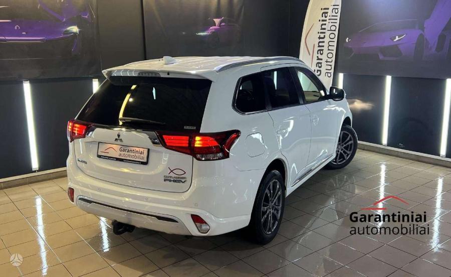 White Mitsubishi Outlander 2019 in Vilnius, with an engine capacity of 2.36 L and mileage of 179 thousand km for 15950 €, photo 2 on AUTOMOTO.COM.LV