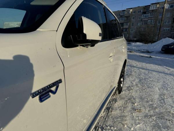 White Mitsubishi Outlander 2019 in Kaunas, with an engine capacity of 2.00 L and mileage of 200 thousand km for 13290 €, photo 6 on AUTOMOTO.COM.LV
