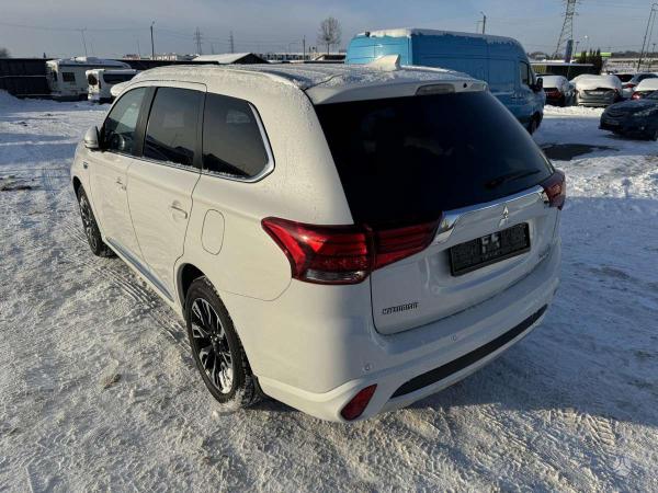 White Mitsubishi Outlander 2019 in Kaunas, with an engine capacity of 2.00 L and mileage of 200 thousand km for 13290 €, photo 7 on AUTOMOTO.COM.LV