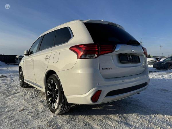 White Mitsubishi Outlander 2019 in Kaunas, with an engine capacity of 2.00 L and mileage of 200 thousand km for 13290 €, photo 8 on AUTOMOTO.COM.LV