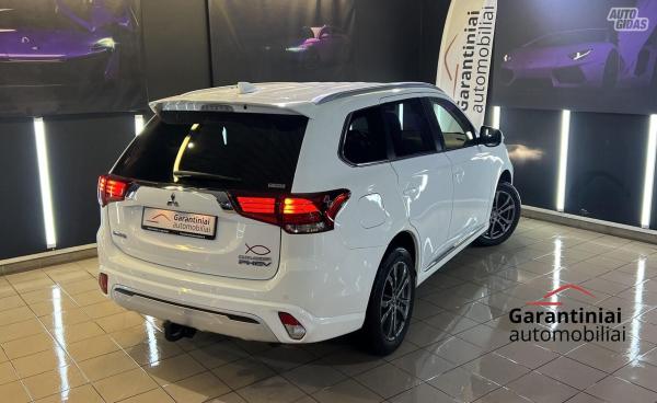 White Mitsubishi Outlander 2019 in Avizieniai, with an engine capacity of 2.40 L and mileage of 179 thousand km for 15950 €, photo 2 on AUTOMOTO.COM.LV