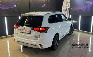 White Mitsubishi Outlander 2019 in Avizieniai, with an engine capacity of 2.40 L and mileage of 179 thousand km for 15950 €, photo 2 on AUTOMOTO.COM.LV