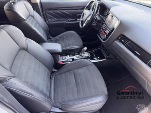 White Mitsubishi Outlander 2019 in Avizieniai, with an engine capacity of 2.40 L and mileage of 179 thousand km for 15950 €, photo 8 on AUTOMOTO.COM.LV