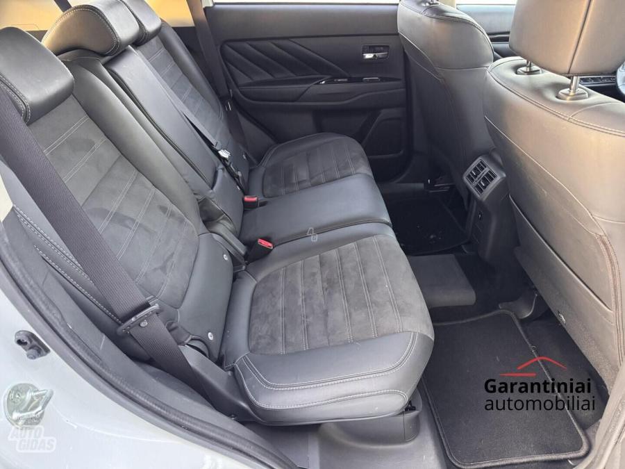 White Mitsubishi Outlander 2019 in Avizieniai, with an engine capacity of 2.40 L and mileage of 179 thousand km for 15950 €, photo 10 on AUTOMOTO.COM.LV