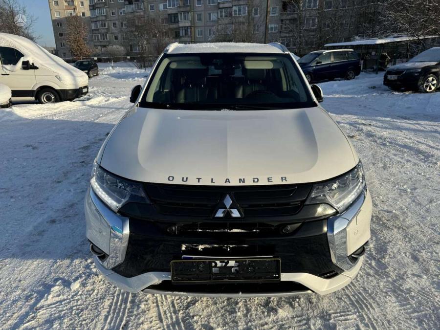Balts Mitsubishi Outlander 2019 Kauņa, ar dzinēja tilpumu 2.00 L un nobraukumu 200 tūkst. km par 12999 €, foto 3 vietnē AUTOMOTO.COM.LV