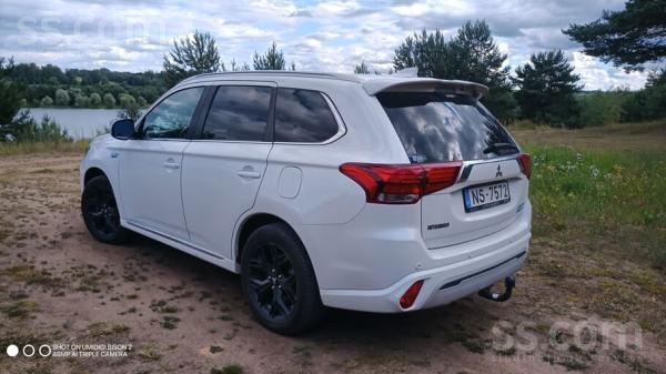 White Mitsubishi Outlander 2019 in Daugavpils, with an engine capacity of 2.40 L and mileage of 189 thousand km for 18250 €, photo 1 on AUTOMOTO.COM.LV