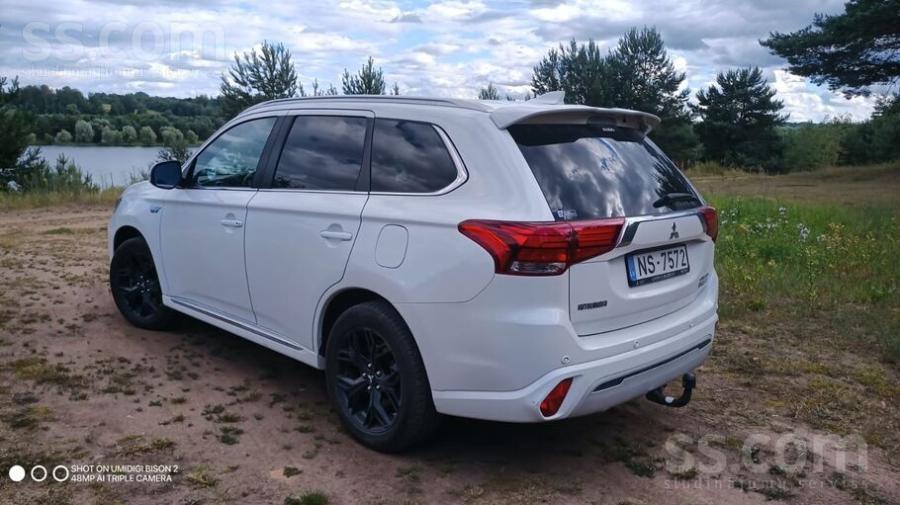 White Mitsubishi Outlander 2019 in Daugavpils, with an engine capacity of 2.40 L and mileage of 189 thousand km for 18250 €, photo 1 on AUTOMOTO.COM.LV