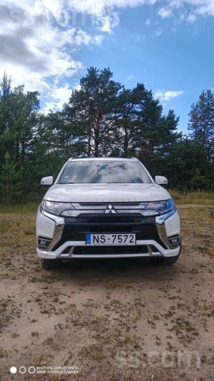 White Mitsubishi Outlander 2019 in Daugavpils, with an engine capacity of 2.40 L and mileage of 189 thousand km for 18250 €, photo 3 on AUTOMOTO.COM.LV