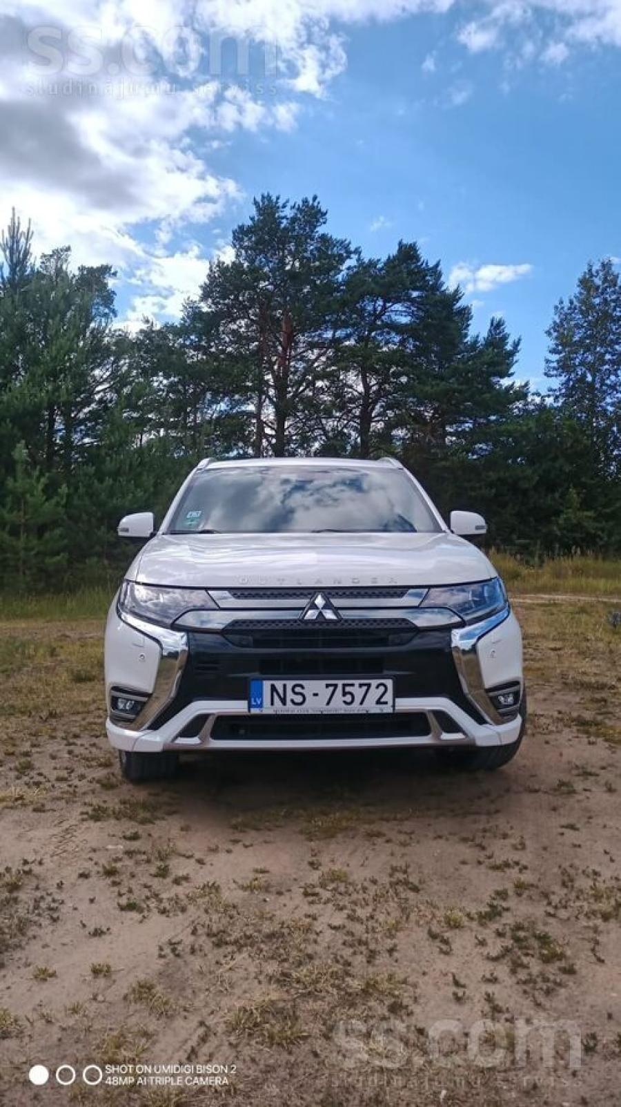 White Mitsubishi Outlander 2019 in Daugavpils, with an engine capacity of 2.40 L and mileage of 189 thousand km for 18250 €, photo 3 on AUTOMOTO.COM.LV