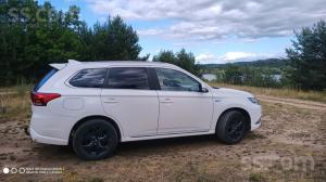White Mitsubishi Outlander 2019 in Daugavpils, with an engine capacity of 2.40 L and mileage of 189 thousand km for 18250 €, photo 4 on AUTOMOTO.COM.LV