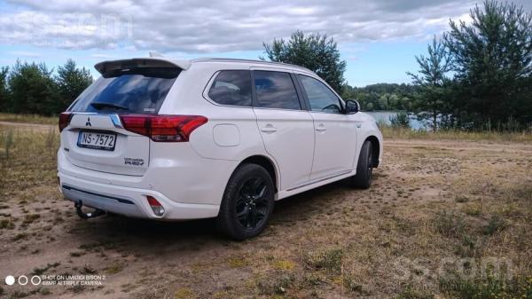 White Mitsubishi Outlander 2019 in Daugavpils, with an engine capacity of 2.40 L and mileage of 189 thousand km for 18250 €, photo 4 on AUTOMOTO.COM.LV
