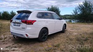 White Mitsubishi Outlander 2019 in Daugavpils, with an engine capacity of 2.40 L and mileage of 189 thousand km for 18250 €, photo 5 on AUTOMOTO.COM.LV