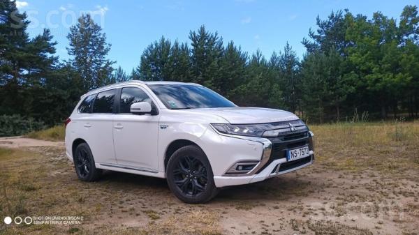 White Mitsubishi Outlander 2019 in Daugavpils, with an engine capacity of 2.40 L and mileage of 189 thousand km for 18250 €, photo 5 on AUTOMOTO.COM.LV