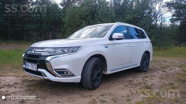 White Mitsubishi Outlander 2019 in Daugavpils, with an engine capacity of 2.40 L and mileage of 189 thousand km for 18250 €, photo 6 on AUTOMOTO.COM.LV