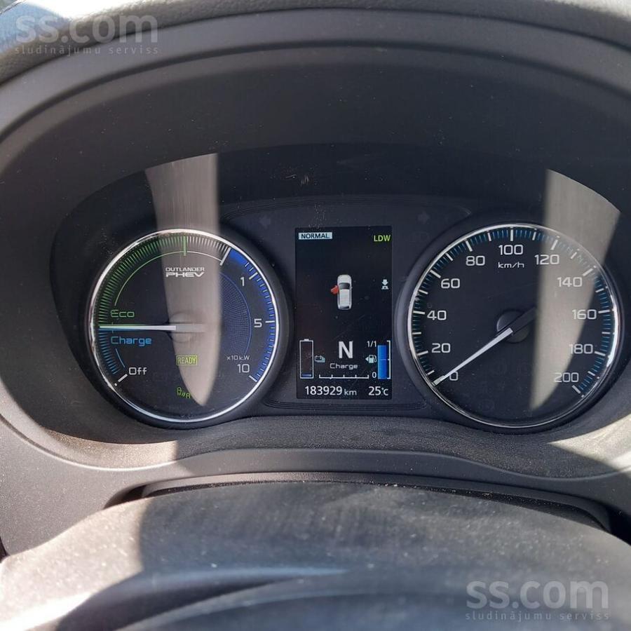 White Mitsubishi Outlander 2019 in Daugavpils, with an engine capacity of 2.40 L and mileage of 189 thousand km for 18250 €, photo 8 on AUTOMOTO.COM.LV