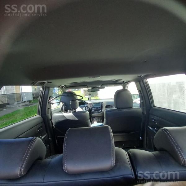 White Mitsubishi Outlander 2019 in Daugavpils, with an engine capacity of 2.40 L and mileage of 189 thousand km for 18250 €, photo 8 on AUTOMOTO.COM.LV