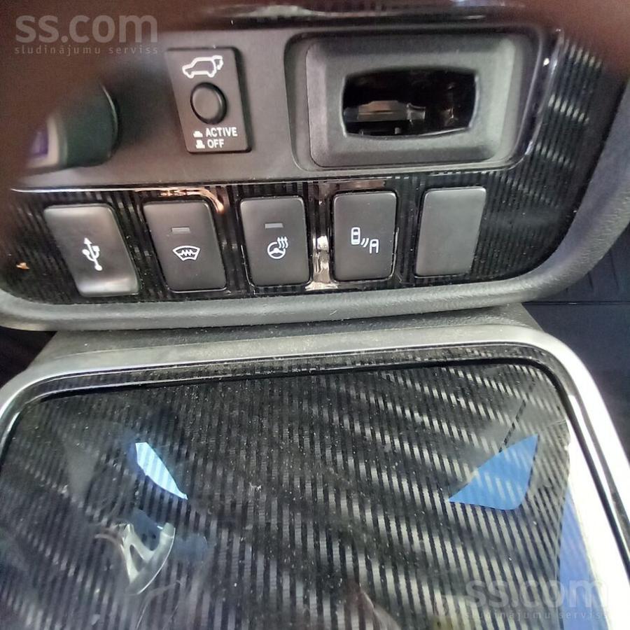 White Mitsubishi Outlander 2019 in Daugavpils, with an engine capacity of 2.40 L and mileage of 189 thousand km for 18250 €, photo 10 on AUTOMOTO.COM.LV