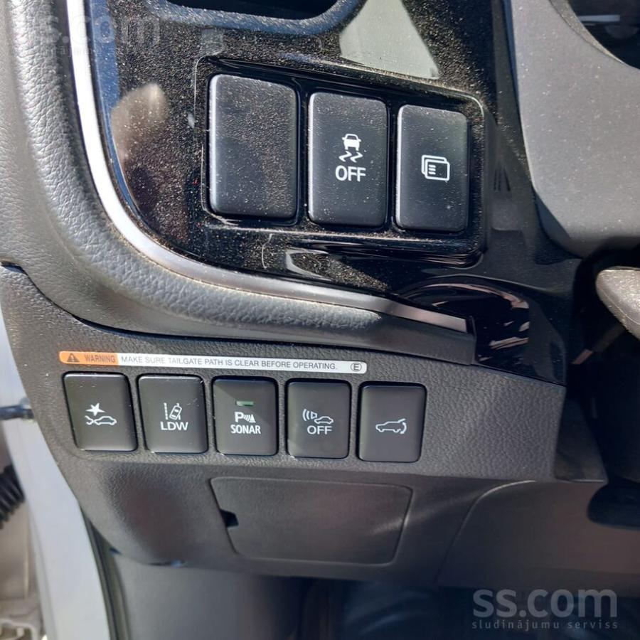 White Mitsubishi Outlander 2019 in Daugavpils, with an engine capacity of 2.40 L and mileage of 189 thousand km for 18250 €, photo 11 on AUTOMOTO.COM.LV