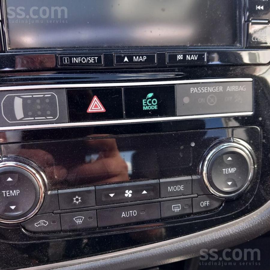 White Mitsubishi Outlander 2019 in Daugavpils, with an engine capacity of 2.40 L and mileage of 189 thousand km for 18250 €, photo 12 on AUTOMOTO.COM.LV