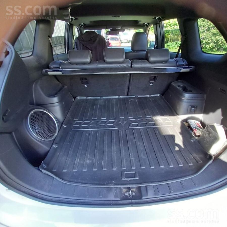 White Mitsubishi Outlander 2019 in Daugavpils, with an engine capacity of 2.40 L and mileage of 189 thousand km for 18250 €, photo 13 on AUTOMOTO.COM.LV