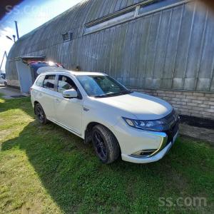 White Mitsubishi Outlander 2019 in Daugavpils, with an engine capacity of 2.40 L and mileage of 189 thousand km for 18250 €, photo 14 on AUTOMOTO.COM.LV