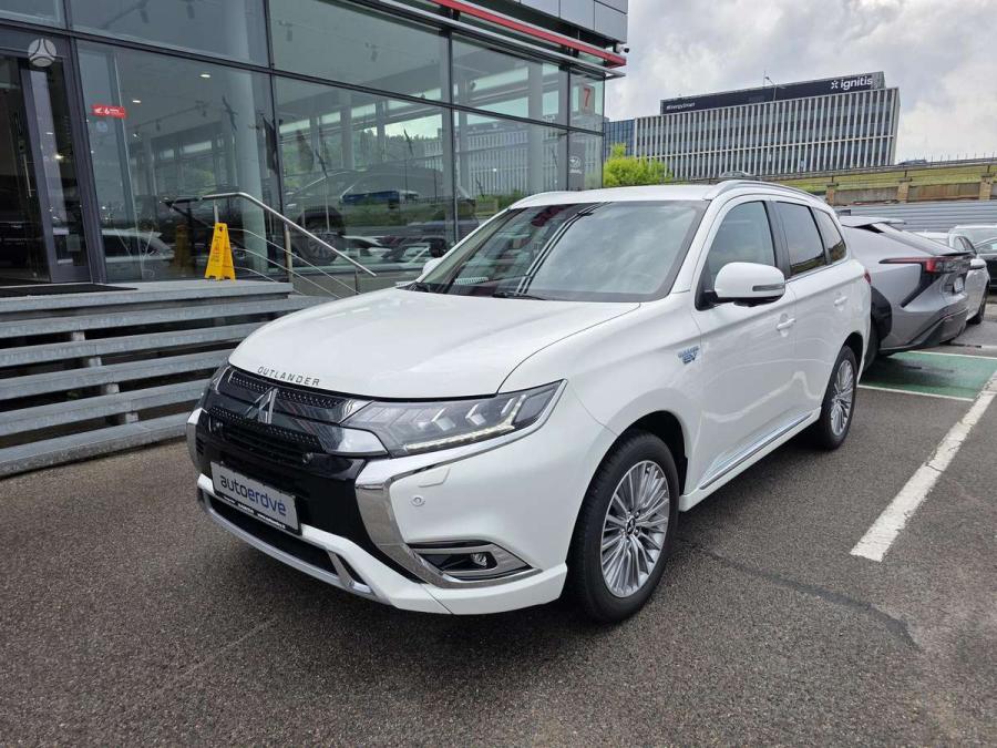 White Mitsubishi Outlander 2019 in Vilnius, with an engine capacity of 2.36 L and mileage of 116 thousand km for 19850 €, photo 1 on AUTOMOTO.COM.LV