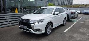 White Mitsubishi Outlander 2019 in Vilnius, with an engine capacity of 2.36 L and mileage of 116 thousand km for 19850 €, photo 3 on AUTOMOTO.COM.LV