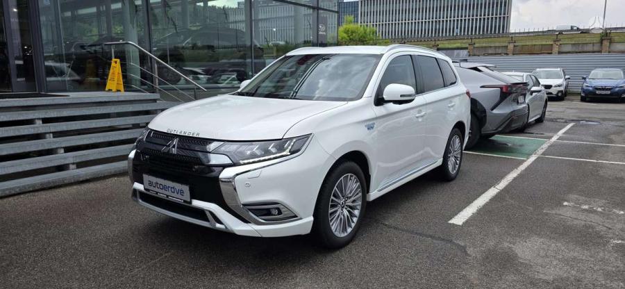 White Mitsubishi Outlander 2019 in Vilnius, with an engine capacity of 2.36 L and mileage of 116 thousand km for 19850 €, photo 3 on AUTOMOTO.COM.LV
