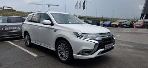 White Mitsubishi Outlander 2019 in Vilnius, with an engine capacity of 2.36 L and mileage of 116 thousand km for 19850 €, photo 4 on AUTOMOTO.COM.LV
