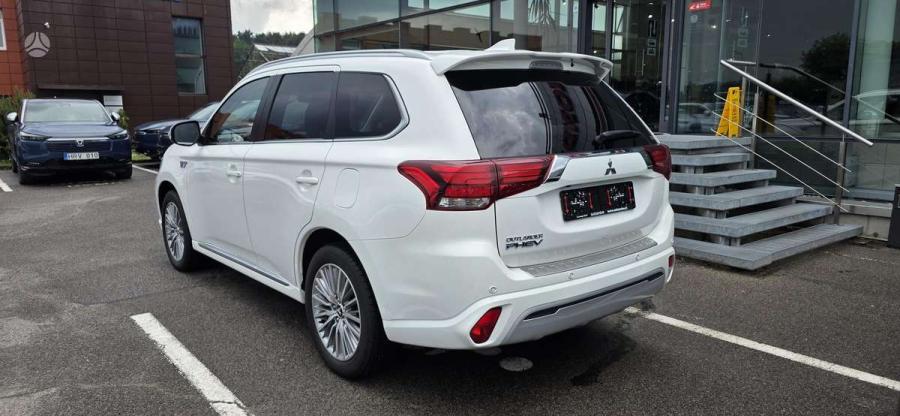 White Mitsubishi Outlander 2019 in Vilnius, with an engine capacity of 2.36 L and mileage of 116 thousand km for 19850 €, photo 6 on AUTOMOTO.COM.LV