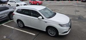 White Mitsubishi Outlander 2019 in Vilnius, with an engine capacity of 2.36 L and mileage of 116 thousand km for 19850 €, photo 8 on AUTOMOTO.COM.LV