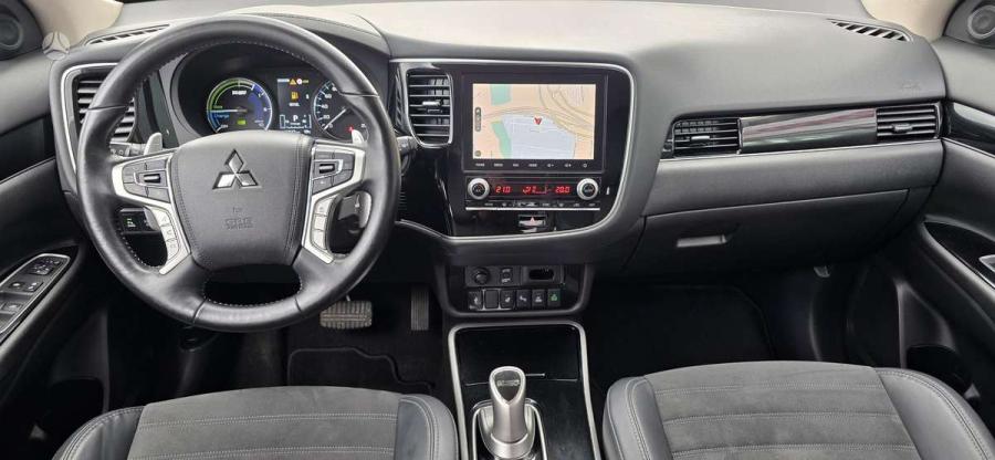 White Mitsubishi Outlander 2019 in Vilnius, with an engine capacity of 2.36 L and mileage of 116 thousand km for 19850 €, photo 9 on AUTOMOTO.COM.LV