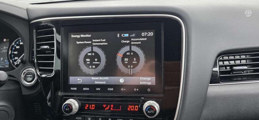White Mitsubishi Outlander 2019 in Vilnius, with an engine capacity of 2.36 L and mileage of 116 thousand km for 19850 €, photo 13 on AUTOMOTO.COM.LV