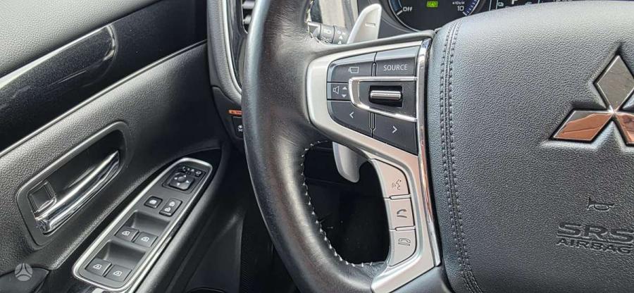 White Mitsubishi Outlander 2019 in Vilnius, with an engine capacity of 2.36 L and mileage of 116 thousand km for 19850 €, photo 16 on AUTOMOTO.COM.LV