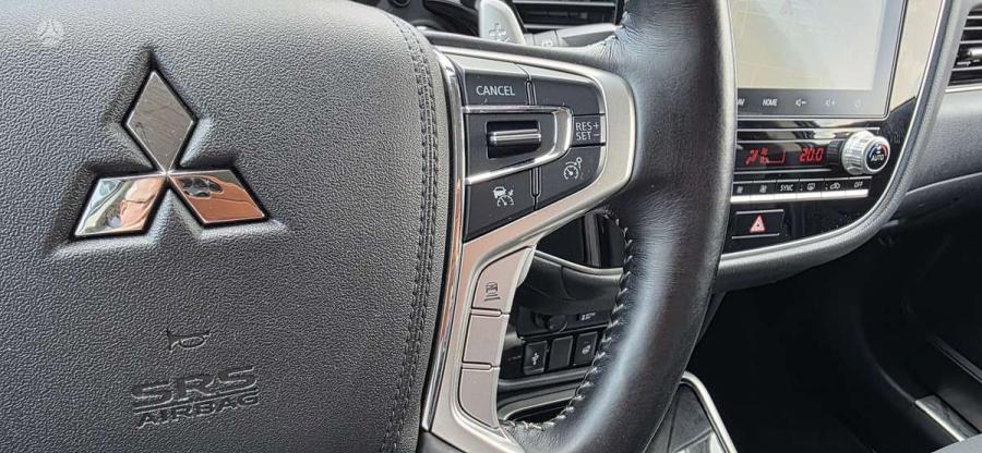 White Mitsubishi Outlander 2019 in Vilnius, with an engine capacity of 2.36 L and mileage of 116 thousand km for 19850 €, photo 17 on AUTOMOTO.COM.LV