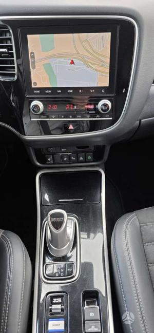 White Mitsubishi Outlander 2019 in Vilnius, with an engine capacity of 2.36 L and mileage of 116 thousand km for 19850 €, photo 18 on AUTOMOTO.COM.LV