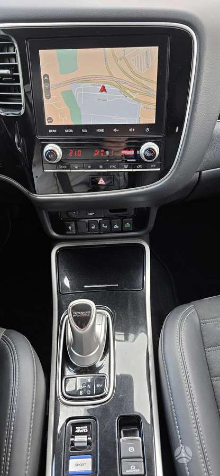 White Mitsubishi Outlander 2019 in Vilnius, with an engine capacity of 2.36 L and mileage of 116 thousand km for 19850 €, photo 18 on AUTOMOTO.COM.LV