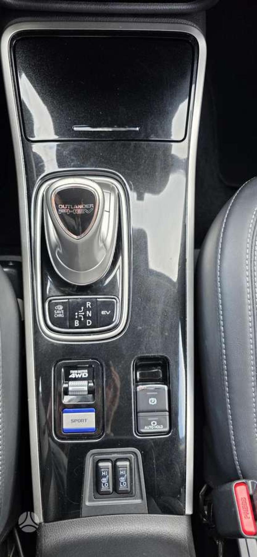 White Mitsubishi Outlander 2019 in Vilnius, with an engine capacity of 2.36 L and mileage of 116 thousand km for 19850 €, photo 19 on AUTOMOTO.COM.LV