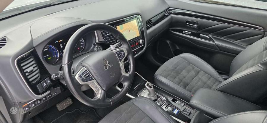White Mitsubishi Outlander 2019 in Vilnius, with an engine capacity of 2.36 L and mileage of 116 thousand km for 19850 €, photo 22 on AUTOMOTO.COM.LV