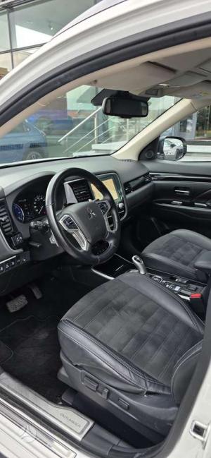 White Mitsubishi Outlander 2019 in Vilnius, with an engine capacity of 2.36 L and mileage of 116 thousand km for 19850 €, photo 23 on AUTOMOTO.COM.LV