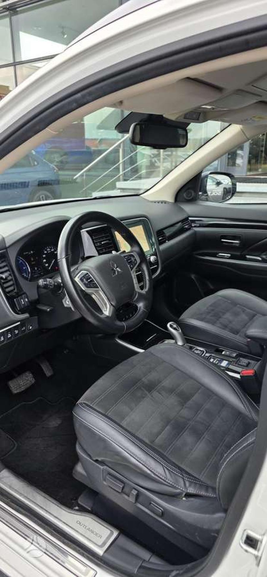 White Mitsubishi Outlander 2019 in Vilnius, with an engine capacity of 2.36 L and mileage of 116 thousand km for 19850 €, photo 23 on AUTOMOTO.COM.LV